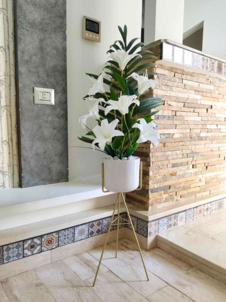 Composition de fleurs de lys avec pot céramique et support D52 ...